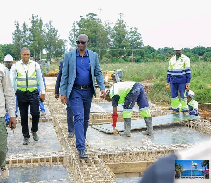 Le Gouverneur Jacques Kyabula Katwe en pleine visite des chantiers à ...