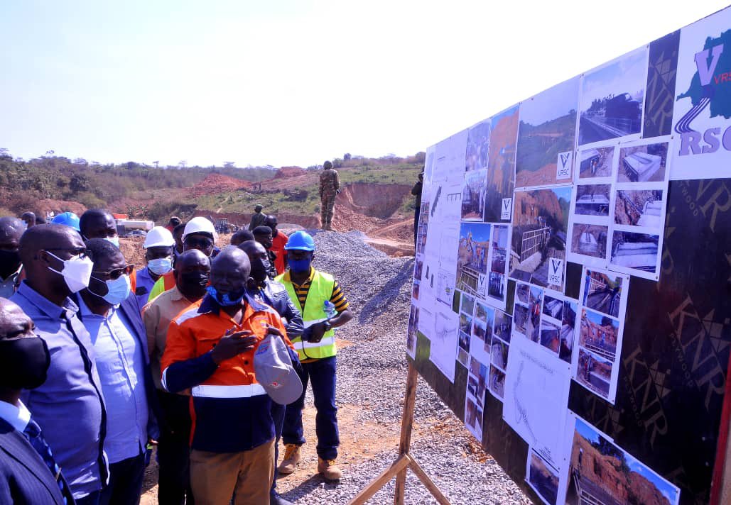Le Gouverneur Jacques Kyabula inspecte la route Panda-Kilela Balanda ...